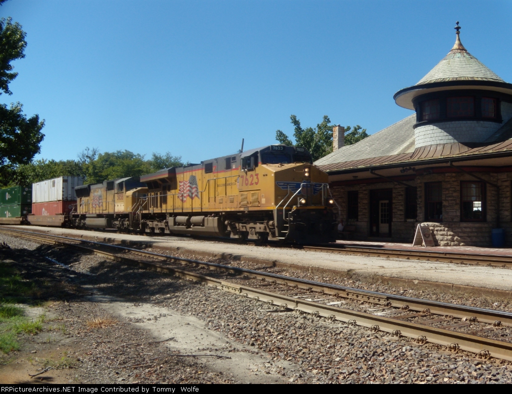 UP 7623 leads the KOAMN east with UP 5058 in tow